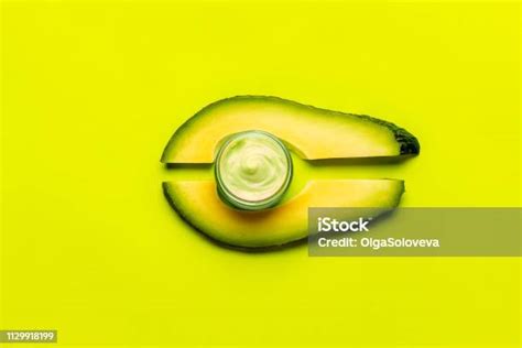 아보카도 크림 과일 냄비에 화장품 천연 재료 자연 개념에서 과일에 대한 스톡 사진 및 기타 이미지 과일 노화 립밤 Istock