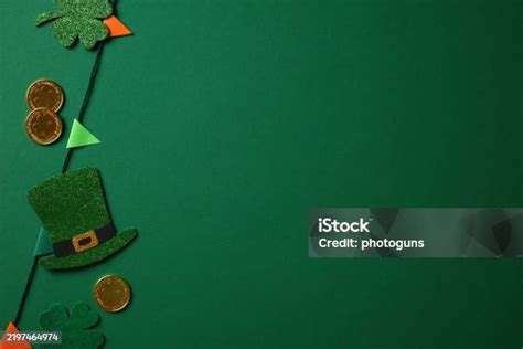 성 패트릭의 날 인사말 카드 템플릿입니다 녹색 토끼풀 레프리콘 모자 금화 녹색 배경에 화려한 페넌트 깃발 0명에 대한 스톡 사진 및 기타 이미지 Istock
