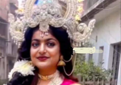 Maha Kumbhs Viral Sensation Monalisas New Stunning Look Leaves Fans In