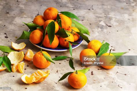 귤 회색 파란색 접시에 잎 배경 시멘트 유기농 채식 음식입니다 겨울 지역 과일입니다 건강 한 해독을 먹는 개념 감귤에 대한 스톡 사진 및 기타 이미지 Istock