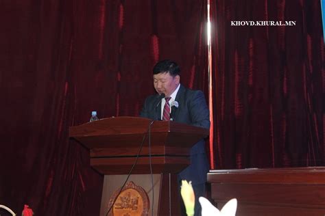 Засаг даргын үйл ажиллагааны тайланг хэлэлцэж байна