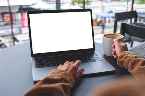 빈 흰색 바탕 화면 화면이있는 랩톱 컴퓨터에서 사용하고 작업하는 여성의 모형 이미지 35 39세에 대한 스톡 사진 및 기타 이미지 35 39세 가정 생활 개념