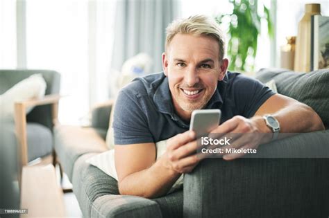 이 응용 프로그램은 나를 모든 주말 내내 즐겁게 유지합니다 40 49세에 대한 스톡 사진 및 기타 이미지 40 49세 Brand Name Online Messaging