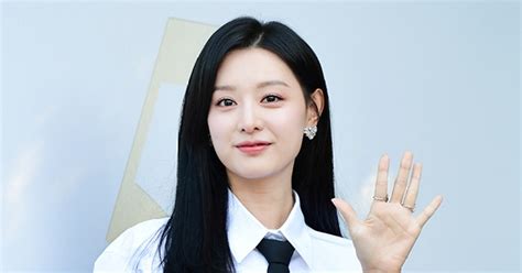 [포토] 김지원 차분한 손인사