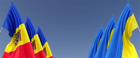 측면에 깃대에 우크라이나와 몰도바의 국기 파란색 배경에 플래그가 표시됩니다 텍스트에 대 한 배치 독립적 인 우크라이나 몰도바의 세 깃발 유럽 3d 일러스트레이션 0명에 대한