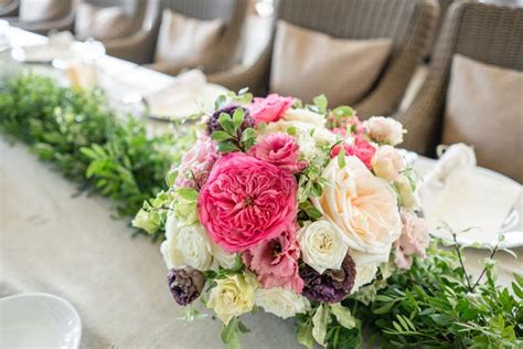 Arranjo De Flores Frescas Nas Cores Pastel Com Um Acento Brilhante Fundo Do Casamento Tabela Em
