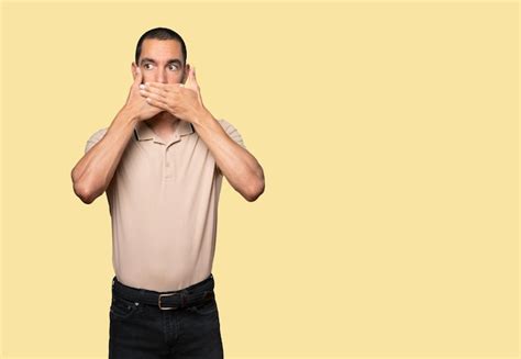 Página 3 Pessoa Espionando Imagens Download Grátis No Freepik