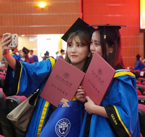 广外举行2022届毕业典礼 新款毕业服首次亮相