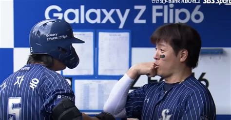 홈런인형에 얼굴 퍽~ 2위 확정 캡틴의 연타석 홈런 쾅쾅 21년차 포수의 귀여운 항의