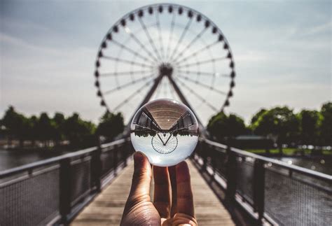 무료 이미지 하늘 구름 나무 울타리 여가 관람차 아침 여름 잔디 대칭 장난 도로 자동차 바퀴 시스템 휴양 수평선 금속 다리 난간 시티