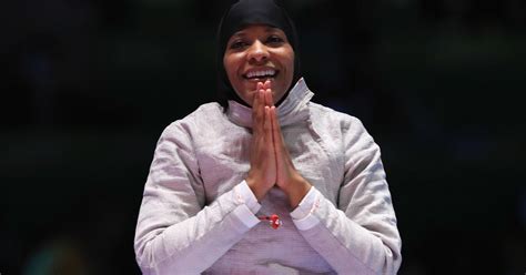 Fencer Ibtihaj Muhammad First Us Olympian To Wear Hijab Wins Bronze Medal Cbs New York