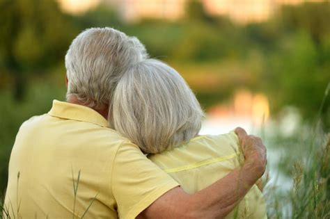 Premium Photo Senior Couple Hugging