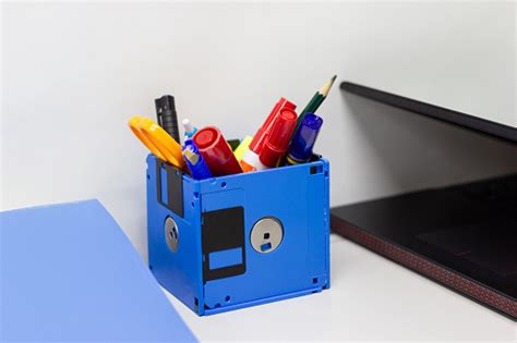 재활용 플로피 디스크 펜 연필 한 상자에가 위 같은 저장소 장치 사용 하는 창조적인 개체 플로피 디스크에 대한 스톡 사진 및