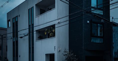 거리 생활 건축 다층 건물 도시 거리 도시 건축 도시 디자인 도시 생활 도시 오사카 도시 요소 도시 풍경 도시의 미니멀리스트 디자인 발코니 사람