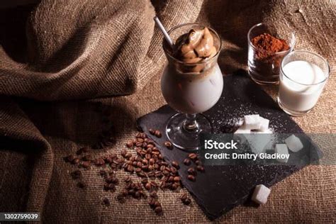 아이스 한국 달고나 커피 흰색 튜브와 얼음 트렌디 한 푹신한 크림 휘핑 커피 트렌디한 커피 드링크 겨울에 대한 스톡 사진 및 기타 이미지 Istock