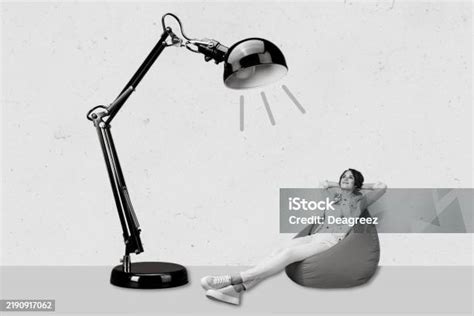 크리 에이 티브 사진 3d 콜라주 작품 엽서 포스터 재미 있는 소녀 앉아있는 가방 그림 배경에 고립 된 전기 램프 아래에서 온난화 25 29세에 대한 스톡 사진 및 기타