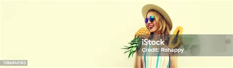파인애플과 파파야 신선한 열대 육즙이 많은 과일 밀짚 모자를 쓰고 흰색 배경에 선글라스를 쓰고 광고 텍스트를 위한 빈 배너 복사