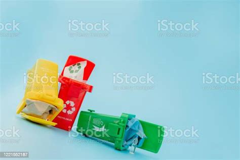 노란색 녹색 및 빨간색 은 파란색 배경에 재활용 기호가있는 휴지통을 재활용합니다 도시를 깔끔하게 유지하고 재활용 기호를 남깁니다 자연 보호 개념 0명에 대한 스톡 사진 및