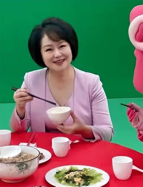 Ju Ping Has A Dinner With Her Colleagues At The Age Of 56 Her Face Is Full Of Collagen It