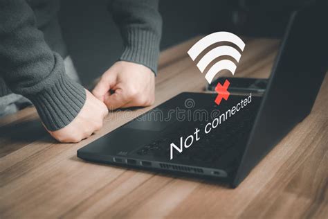 man using a computer laptop to connect to wifi but wifi not connected