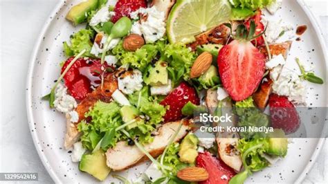 딸기 치킨 고기 아보카도 페타 치즈 양상추와 견과류 발사믹 식초 샐러드 체중 감량을 위한 깨끗한 식사 음식 조리법 배경 클로즈업 딸기에 대한 스톡 사진 및 기타 이미지