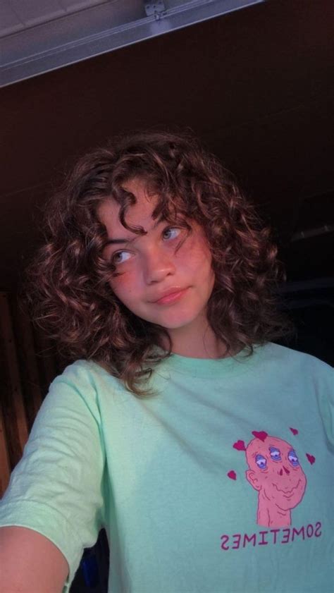 عکس دختر با موی فرفری برای پروفایل