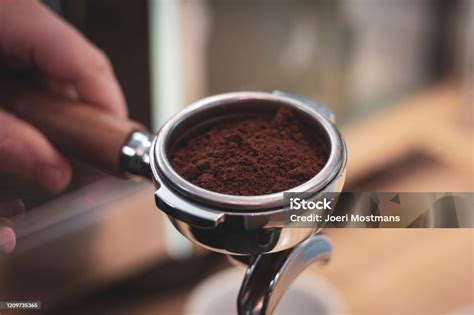 갓 갈은 커피 콩으로 커피 찌꺼기로 가득 찬 포르타 필터의 클로즈업 초상화 가루로 빻은에 대한 스톡 사진 및 기타 이미지 가루로 빻은 갈색 강철 Istock