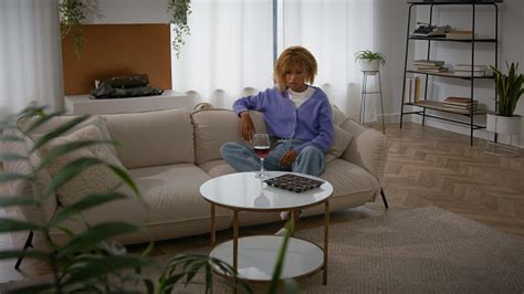 진정 행복 편안한 아프리카 계 미국인 소녀 편안한 고요한 웃는 여자 민족 여성 집에서 거실 레드 와인 한 잔을 들고 술을 즐기다 중독자 음주 음료 음주 생각 휴식 가정