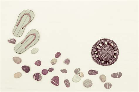 태양 모자와 복사 공간 흰색 배경에 플립 플롭의 쌍 여름 평면 누워 해변 휴가 및 휴가 위한 개념입니다 개념에 대한 스톡 사진 및 기타 이미지 Istock