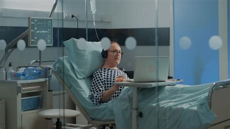 Premium Photo Senior Man Using Computer In Hospital