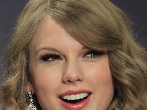 Taylor Swift Without Eyebrows And Teeth