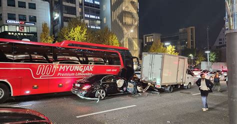 서울 청담사거리 12중 추돌사고퇴근길 정체