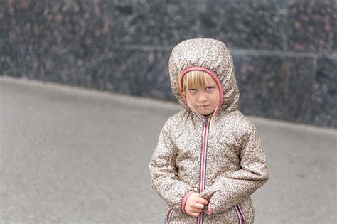 귀여운 백인 금발 소녀 후드 자 켓에 화나게 하거나 불쾌 한 도시 거리에 혼자 서 있는 도시에서 꺼지 쇼 관계 문제 개념 가을에 대한 스톡 사진 및 기타 이미지 Istock