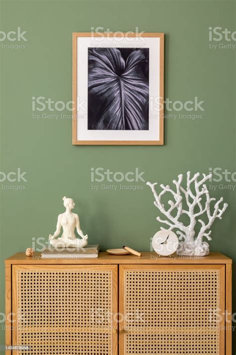 현대적인 침실 인테리어의 세련된 구성 포스터 프레임 등나무 Commode 아름다운 침구 및 창조적 인 개인 액세서리를 모의하십시오 스게이 녹색 벽 템플렛 공간을 복사합니다