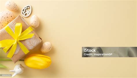 부드러운 베이지색 배경에 공예 종이 선물 상자 튤립 세라믹 토끼 메추리알 및 테마 장식이 특징인 부활절 테마의 평면도 구성으로 계절 인사나 프로모션에 적합합니다 3월에 대한