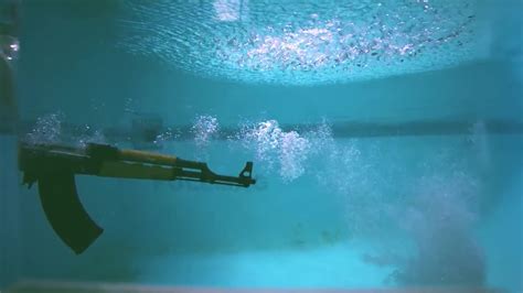 شلیک کردن با کلاشینکف در زیر آب