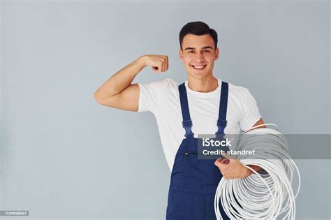 케이블을 보유합니다 흰색 배경에 대한 스튜디오 의 내부에 서 파란색 유니폼에 남성 노동자 서 있기에 대한 스톡 사진 및 기타 이미지 서 있기 손 케이블 Istock