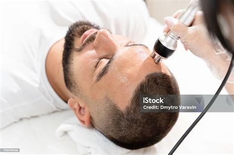 남성 환자를 위한 Rf 리프팅 치료로 알려진 고주파 리프팅 2명에 대한 스톡 사진 및 기타 이미지 2명 30 34세 건강관리와 의술 Istock