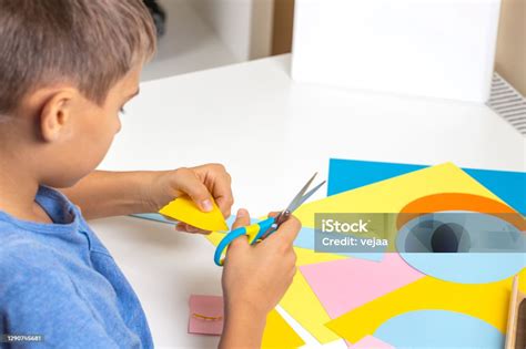 가위로 색 종이를 자르는 키드 핸즈 가정에서의 교육 학습 종이 공예 엔터테인먼트 아이에 대한 스톡 사진 및 기타 이미지 아이 가위 기하 Istock
