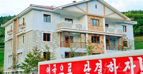 국가가 무상으로북한 무산군 차유농장에 들어선 현대적 살림집