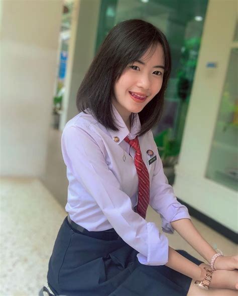 ในภาพอาจจะมี 1 คน กำลังนั่ง สาวม ปลาย สาวมหาลัย เพศหญิง