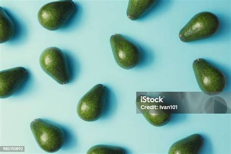 아보카도 파스텔 블루 바탕에 화려한 패턴입니다 여름 개념입니다 플랫이 하다 개념에 대한 스톡 사진 및 기타 이미지 개념 개념과 주제 건강한 생활방식 Istock