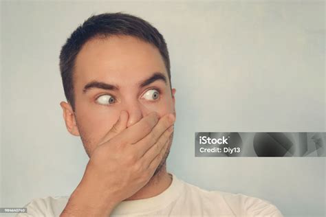 Potret Closeup Cowok Ganteng Pria Hidung Tutup Ada Yang Bau Ekspresi