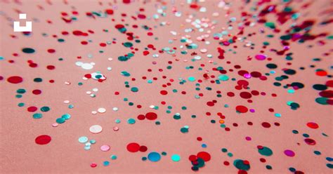 분홍색과 흰색 하트 그림 사진 Unsplash의 무료 색종이 조각 이미지