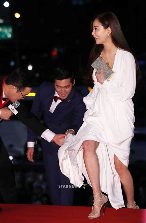 포토 김사랑 너무 긴 드레스에 도움이 필요해