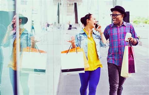 커플입니다 장보기를 야외 라이프스타일 컨셉입니다 상점쿠폰 2015년에 대한 스톡 사진 및 기타 이미지 2015년 거리 걷기 Istock