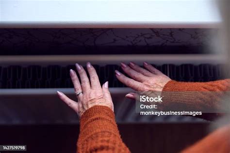 생활 에너지 위기의 비용으로 집에서 라디에이터로 따뜻하게 유지하려는 노인 여성의 클로즈업 기체 물리 구조에 대한 스톡 사진 및 기타 이미지 기체 물리 구조 라디에이터