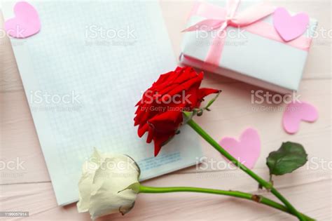 나무 배경에 장미와 선물 상자 텍스트의 공간을 복사합니다 발렌타인 데이 또는 결혼식 인사말 카드 사랑 개념 0명에 대한 스톡