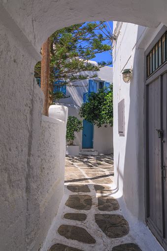 그리스의 미코노스 구시 가지 하얀 점선 골목 좁은 거리에 푸른 문과 창문이있는 Cyclades 그리스 제도의 전형적인 흰색