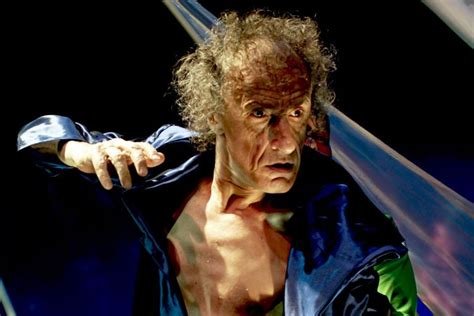 Metadietro Di Rezza E Mastrella Tra Ironia E Caos Umano